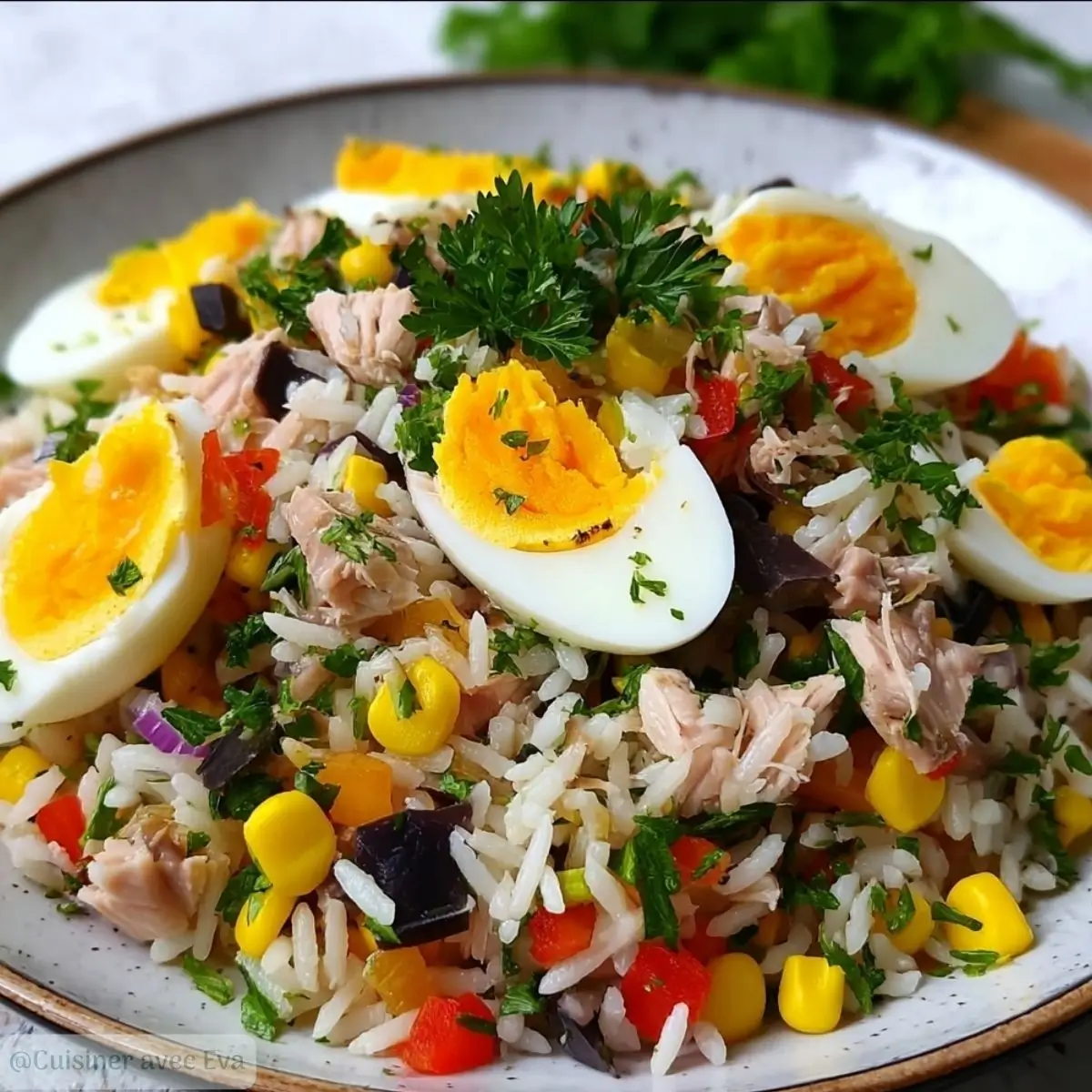 Salade de Riz au Thon et aux Œufs Durs : recette idéale ! - Cuisiner ...